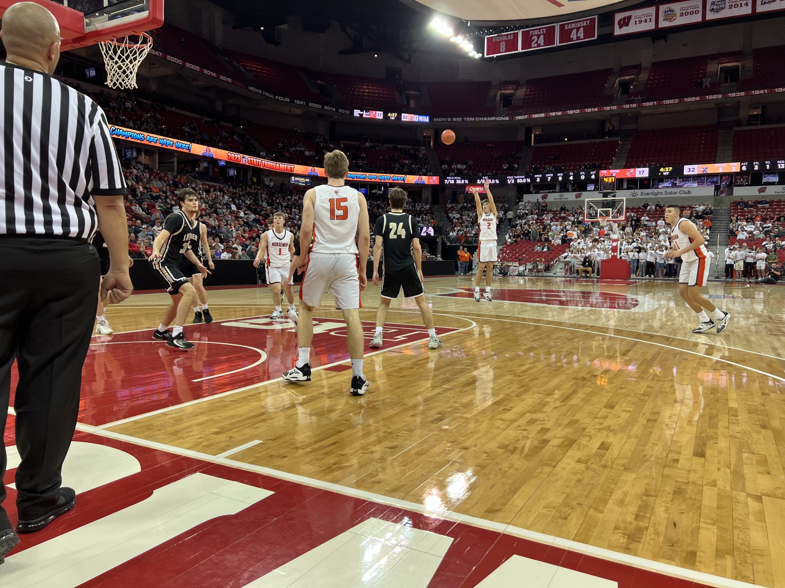 Onalaska Luther Blows Out Whitehall, Advances to D4 State Title Game ...